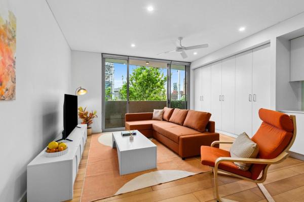 Central Art-filled 2 Beds With Balcony & Aircon - Surry Hills
