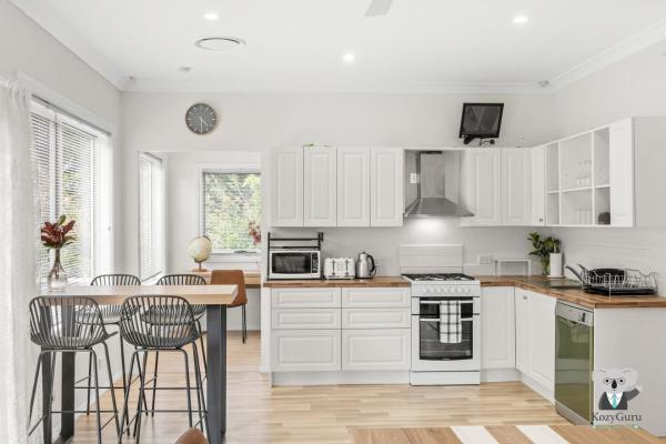 Kozyguru | Erina | Sunny Coastal Escape + Parking - Central Coast