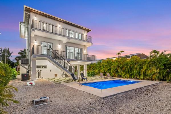 Isla Luna Waterfront Oasis Pool Dock Kayaks - Marathon, FL