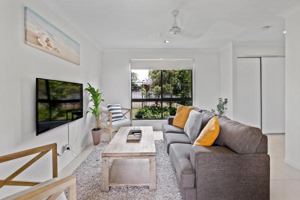 Beach Breeze Holiday House - Mackay