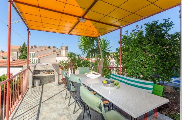 Apartments By The Sea Podgora, Makarska - 2604 - Hvar