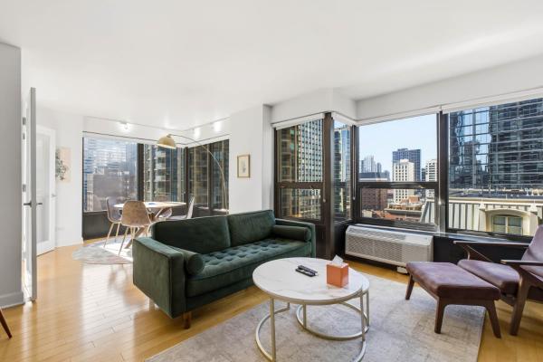 2bd River North Million Dollar Views! Parking Incl Condo - Chicago, IL