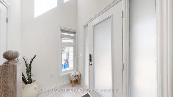 Modern In Richmond Hill - Whitchurch-Stouffville