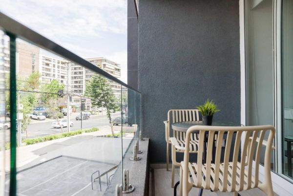 Las Condes Cozy Studio Steps From Park Hospital - Vitacura