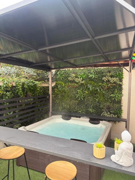 Zen Room Avec Jacuzzi Extérieur - Roanne