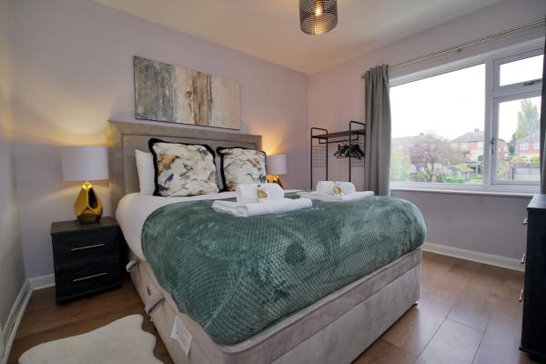 London Road Villa - Free Netflix, Private Parking, Wifi & Private Garden - Coventry