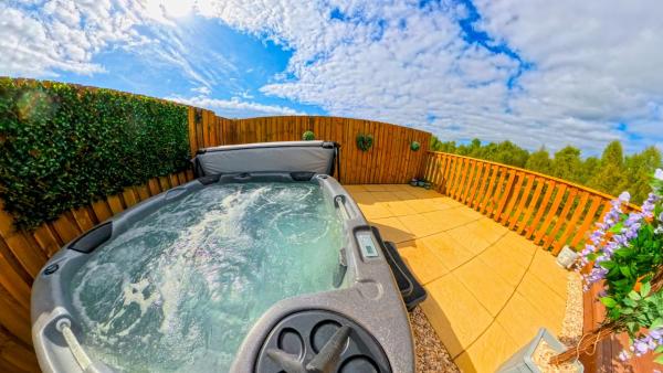 Newmore Highland Pods With Hot Tubs On Nc500 - Tain