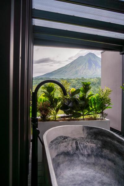 Cozy Volcano View Stay- A-frame Whot Tub & Deck - La Fortuna