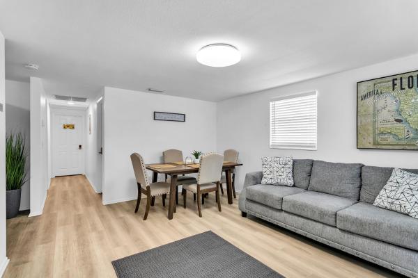 Roomstr Arizona Room 1 Bedroom Near Macdill Afb With Shared Full Bathroom & Free Coffee - Tampa, FL