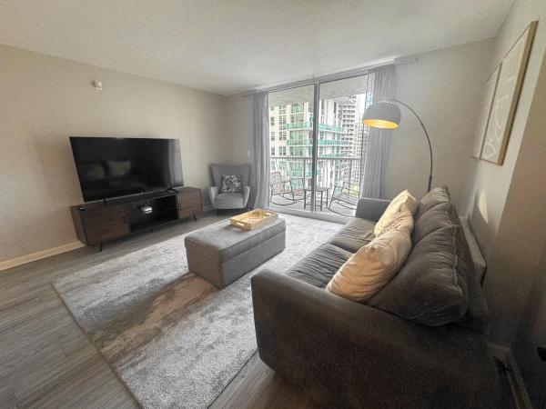 Stylish Brickell Stay With Ocean Views & Pool - Miami, FL