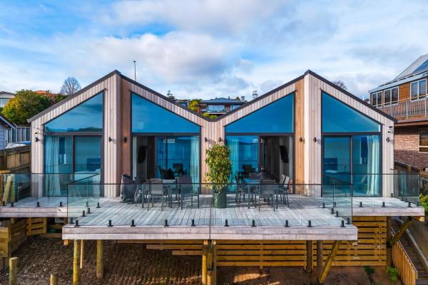 Lakefront Large Deck Area Spa Pool - Taupō