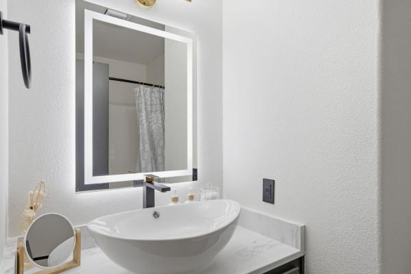 Freshly Renovated Townhouse Next To Max, Mall 205 With Balcony And Backyard - Portland, OR