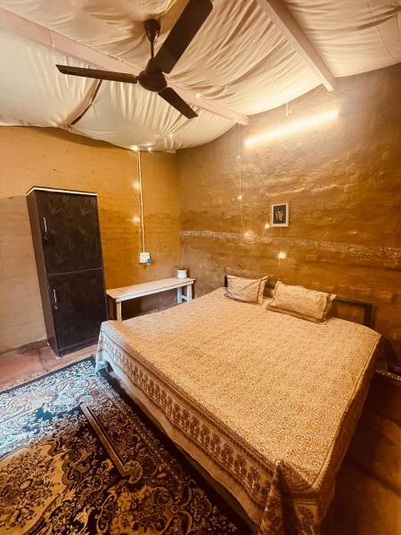 Kala Kutir Mud Stay Near Taj Mahal King Sized Bed - ラージャスターン