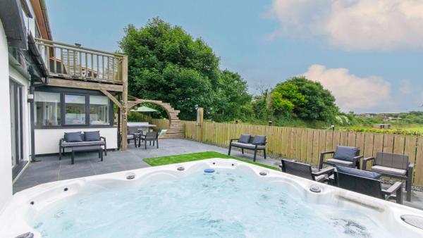 Bag-end House - Unique Home With Balcony, Beautiful Views, Ping Pong And Hot Tub Option - Sleeps 14 - Devon