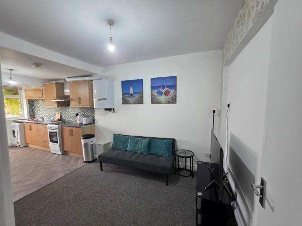 Inviting 3-bed Home In Worksop With Street Parking - Sherwood Forest