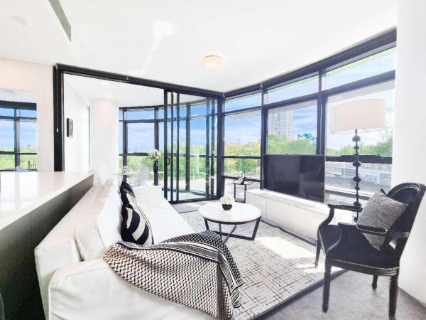 Timeless Black N White Charm 2br W Kids Room - Qudos Bank Arena