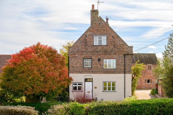 Historic Riverside House - Village, River Walks & Easy York Access - Selby