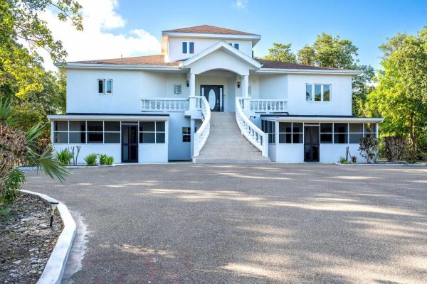 Relaxed Island Stay With Patio And Free Parking - Turks and Caicos Islands