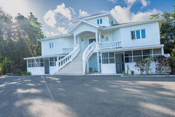 Relaxed Island Stay With Patio And Free Parking - Turks and Caicos Islands