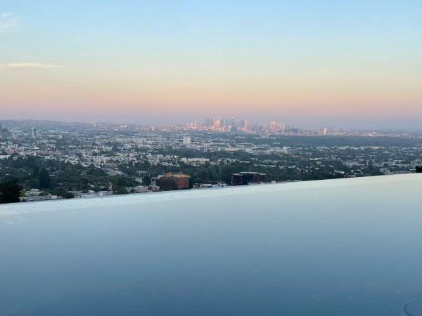 Serene Glasshouse Retreat With Iconic La Skyline Views - Santa Monica, CA