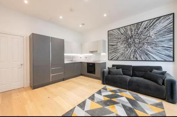 Bright, Sleek & Sophisticated Stay In Kensington - Surbiton