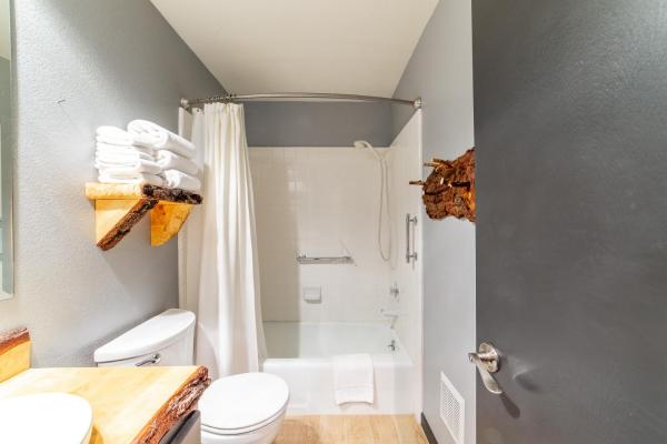 Tranquil & Woodsy 2/2 Retreat – Jacuzzi, W/d, Bbq! - Mammoth Lakes