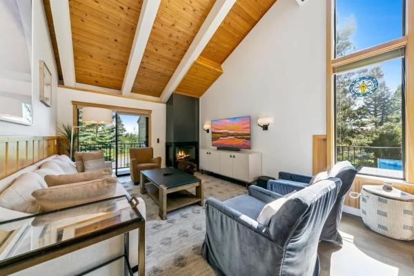 Stylish 4-bedroom Lakeside Home With Decks - Olympic Valley, CA
