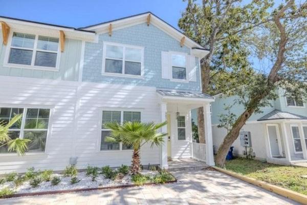 Modern Beach Townhome, One Block To The Sand - Fernandina Beach, FL
