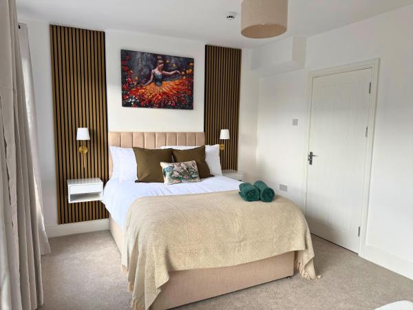 The Bicester Inn - Spacious 4 Bedroom Family House Sleeps 8, Near Bicester Village , Train Station & Town Centre - Bicester