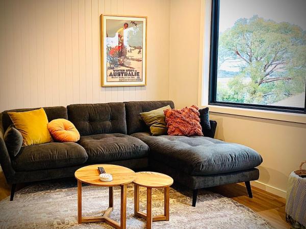 Modern Two Bedroom Waterfront Apartment - Jindabyne