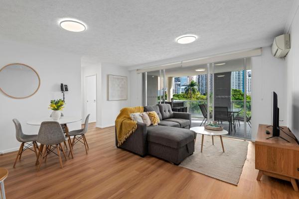 Resort Style 2br With City Views, Balcony & Car Park - Brisbane