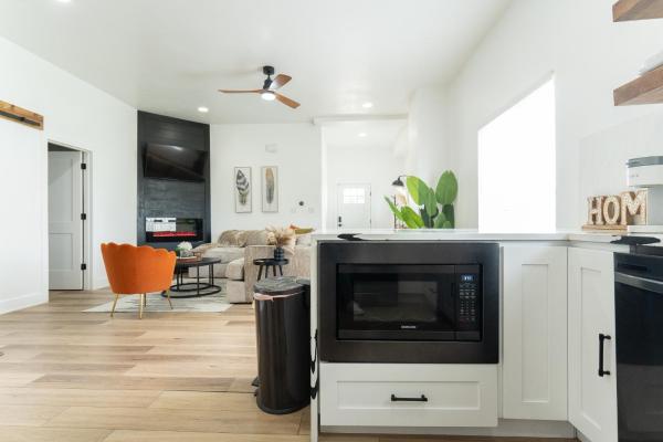 Chic & Spacious Newly Renovated Downtown Retreat 4br-3ba That Sleeps 10 - Indianapolis, IN