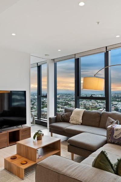 Skyline City Views With 75 Inch Tv And Pool Gym & Sauna - Kensington