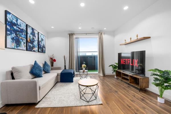 Panoramic City Views Elegant 2br, 2 Min To Metro - Manchester