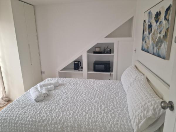 Cozy Loft Double Bedroom - Harpenden