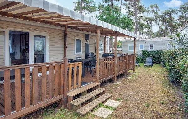 Cozy Stacaravan In Saint-julien-en Born - France