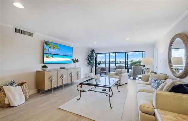Elegant Three-bedroom Coastal Apartment With Modern Finishes - Naples, FL
