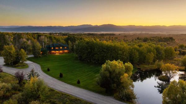 Lux Private Mtn Estate Wildlife Games & Hot Tub - Driggs, ID