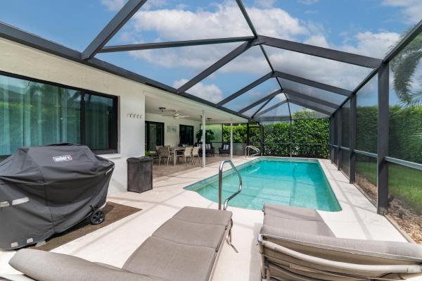 Short Walk To Maple Beach Access I 3/2 W/ Heated Pool - Marco Island, FL