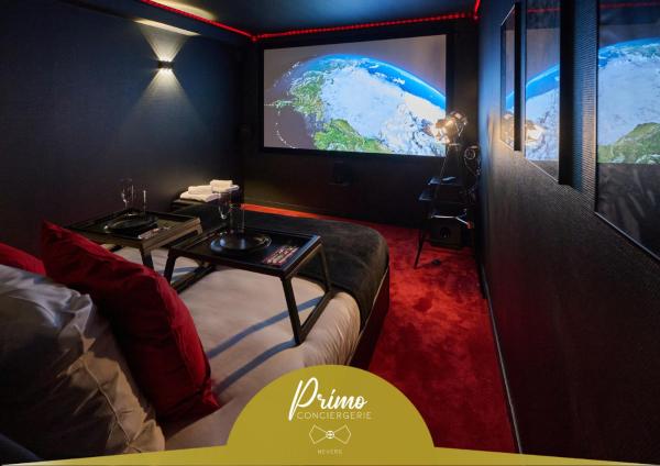 L'oscar, Expérience Cinema Room Avec Netflix, Canal Plus, Prime Vidéo Chez Les M By Primo C0nciergerie - Nevers