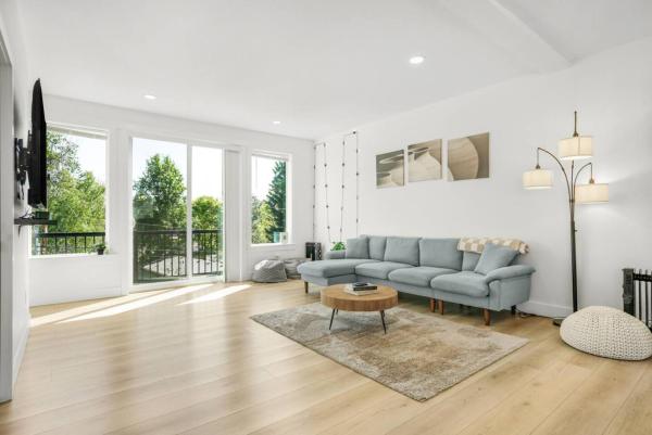 Beautiful Home With Full Kitchen, Balcony, And Centrally Located - Portland, OR