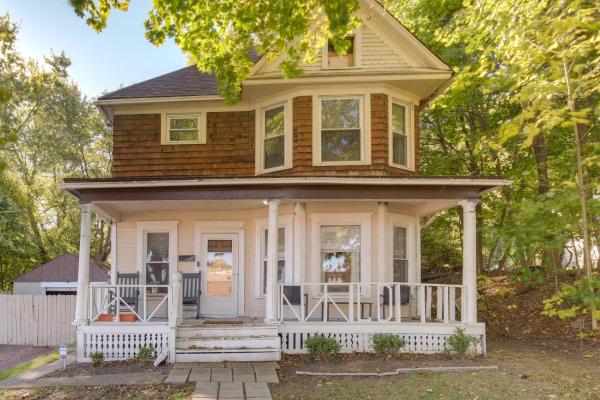 Central Akron Stay! Large Victorian Home With Yard - Akron, OH