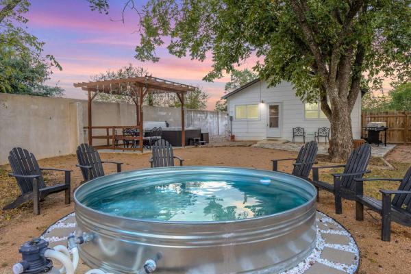 Sip Sip Hooray - Hot Tub & Cowboy Pool - Fredericksburg, TX