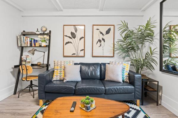 Heritage Home In Heart Of City With 2 Parking Spots - Vancouver