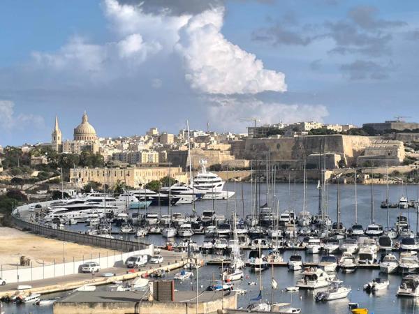 Renata's Three Bedrooms Penthouse With Sea View - La Valeta