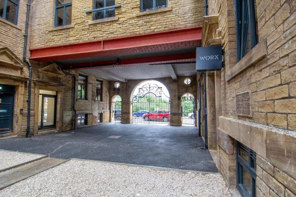 3 Double Beds, 2br Free Parking And Wi-fi - Bradford