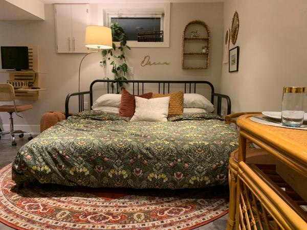 Cozy Boho Studio Suite - Alberta