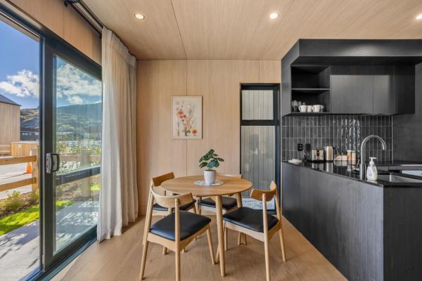 Ski Villa With Carpark- As Central As It Gets - Queenstown