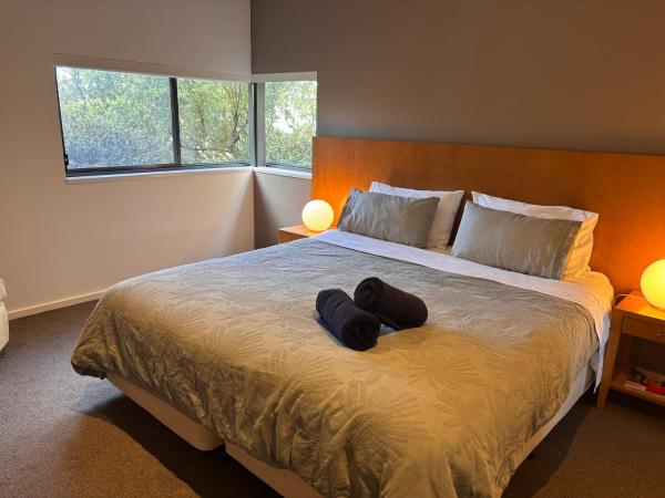 Resort Living With Pool, Golf, Bar And Dining - Safety Beach