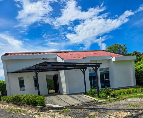Casa De Descanso Con Piscina Y Jardín Ricaurte - Cundinamarca